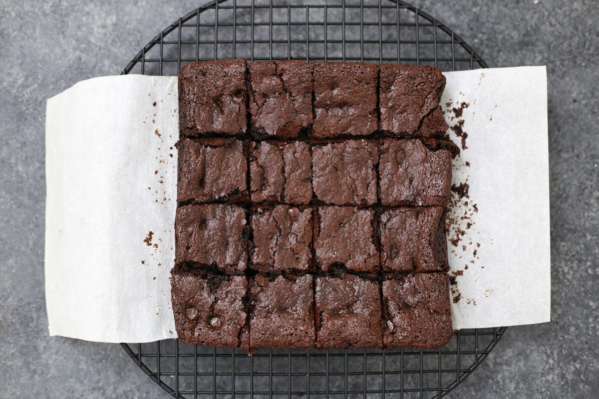 Vegan Chocolate Chip Brownie Bars | FriendsEAT