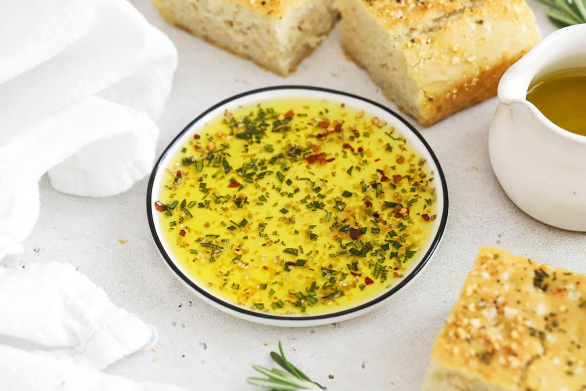 Easy Herbed Dipping Oil For Bread (Restaurant-Style)